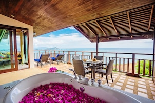 1 Bedroom Grand Jacuzzi Suite | Roupas de cama premium, frigobar, cofres nos quartos, escrivaninha