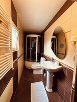 Quarto Twin Standard, 2 camas individuais, não fumadores | Casa de banho | Um polibã, um chuveiro de hidromassagem 