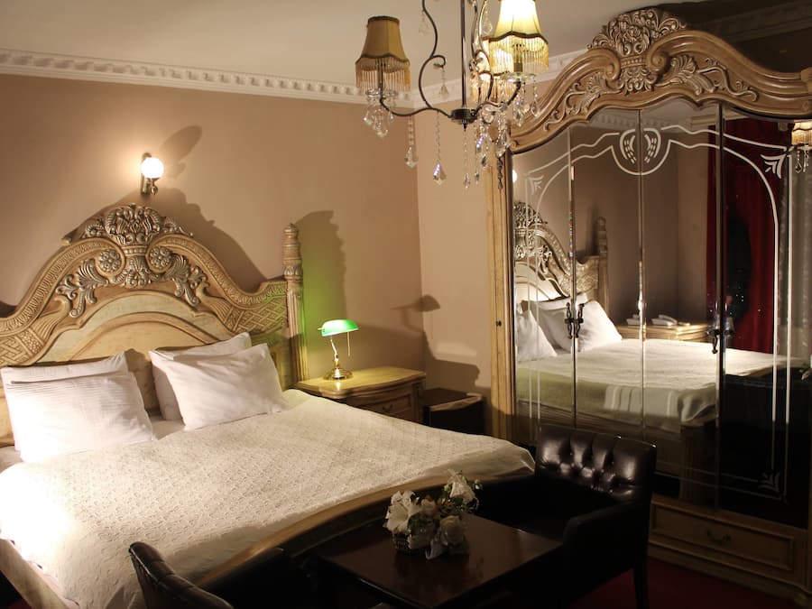 Quarto solteiro empresarial, 1 cama King, para não fumantes | 1 quarto, frigobar, cofres nos quartos, escrivaninha