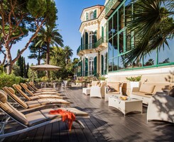 Terraço com espreguiçadeiras