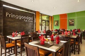 Cozinha local, com espaço para refeições ao ar livre