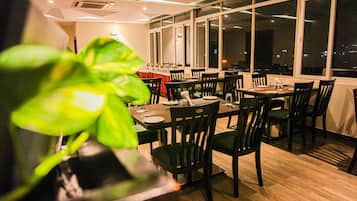 Culinária internacional, restaurante ao ar livre