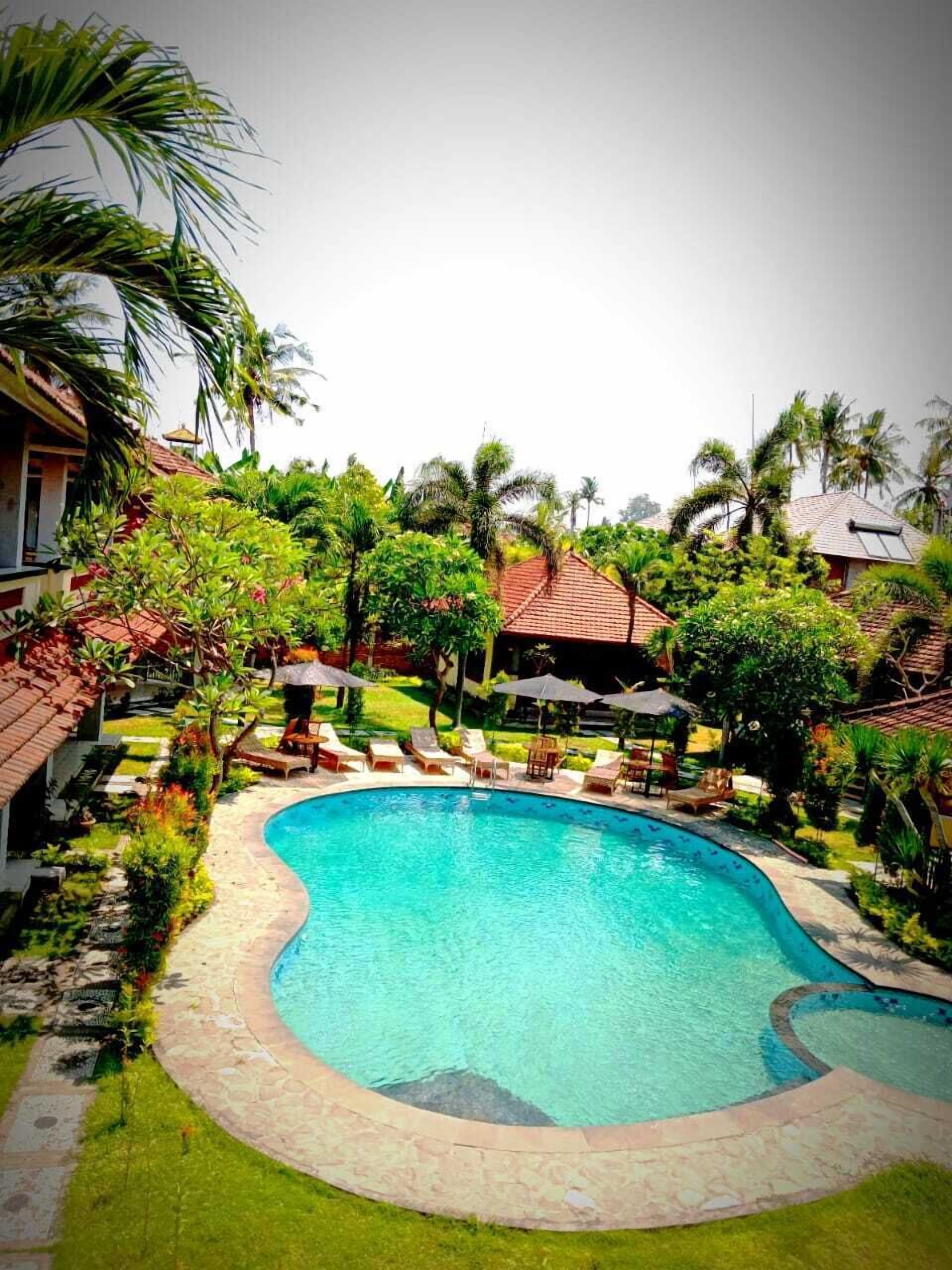 Piscina exterior, espreguiçadeiras 