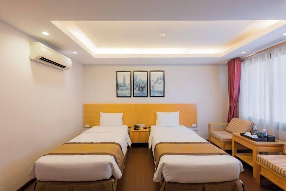 2 quartos, minibar, cofre com capacidade para portátil, secretária