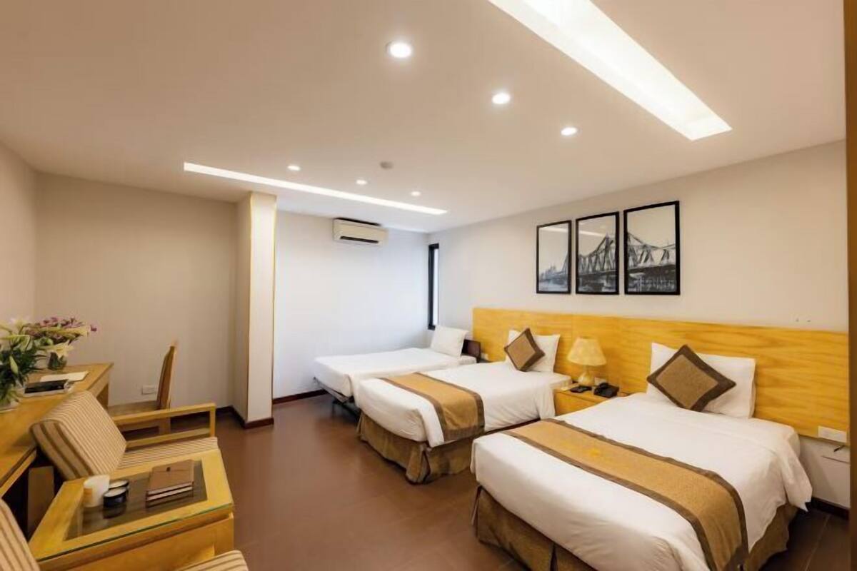 2 quartos, minibar, cofre com capacidade para portátil, secretária