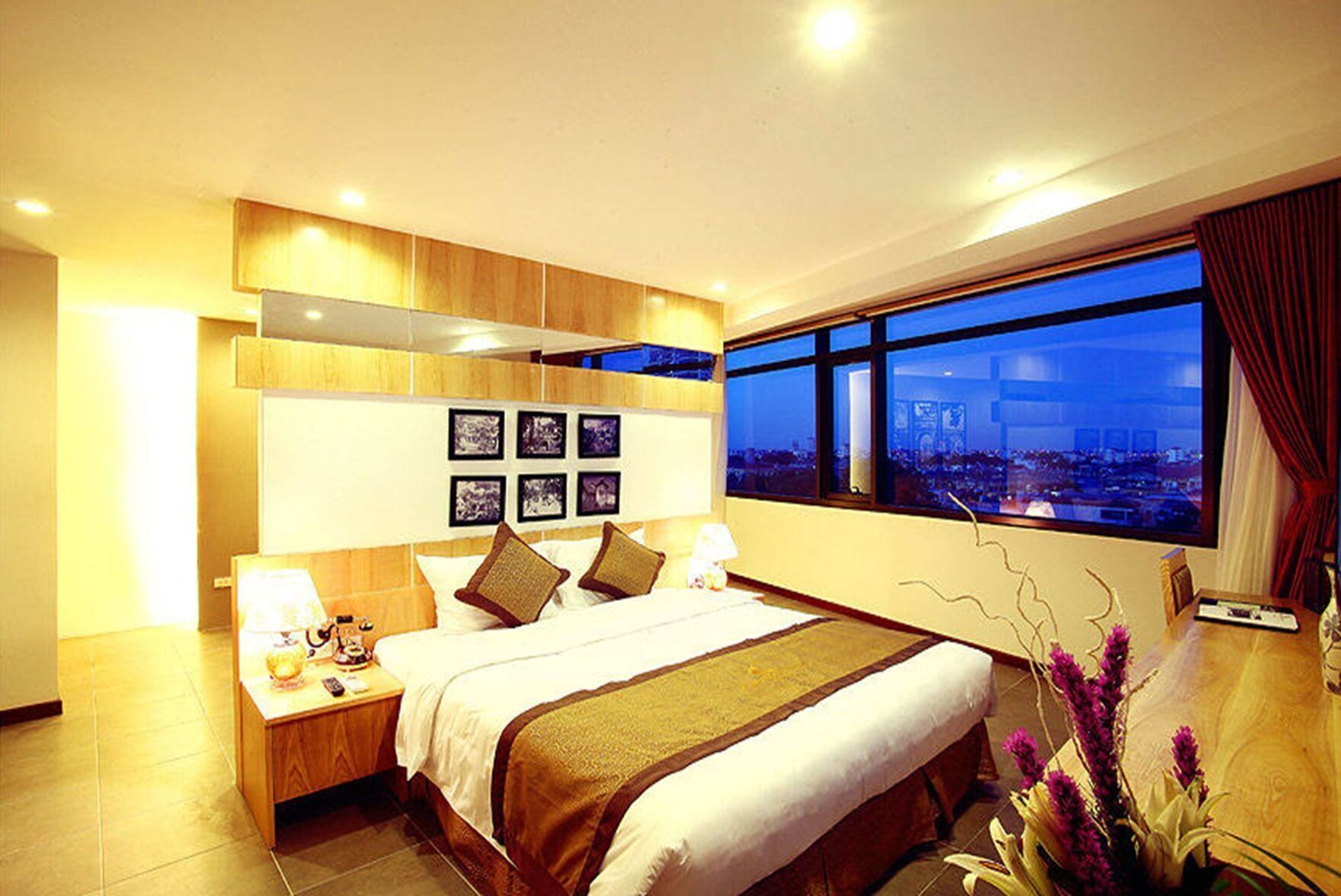 Frigobar, cofres nos quartos, escrivaninha, cortinas blackout
