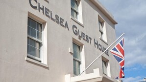 Um edifício com a placa 