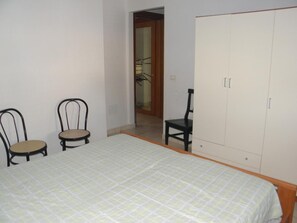 Condo básico | Escrivaninha, quartos à prova de som, roupa de cama