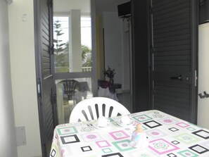 Geladeira, fogão, cooktop, máquina de café expresso
