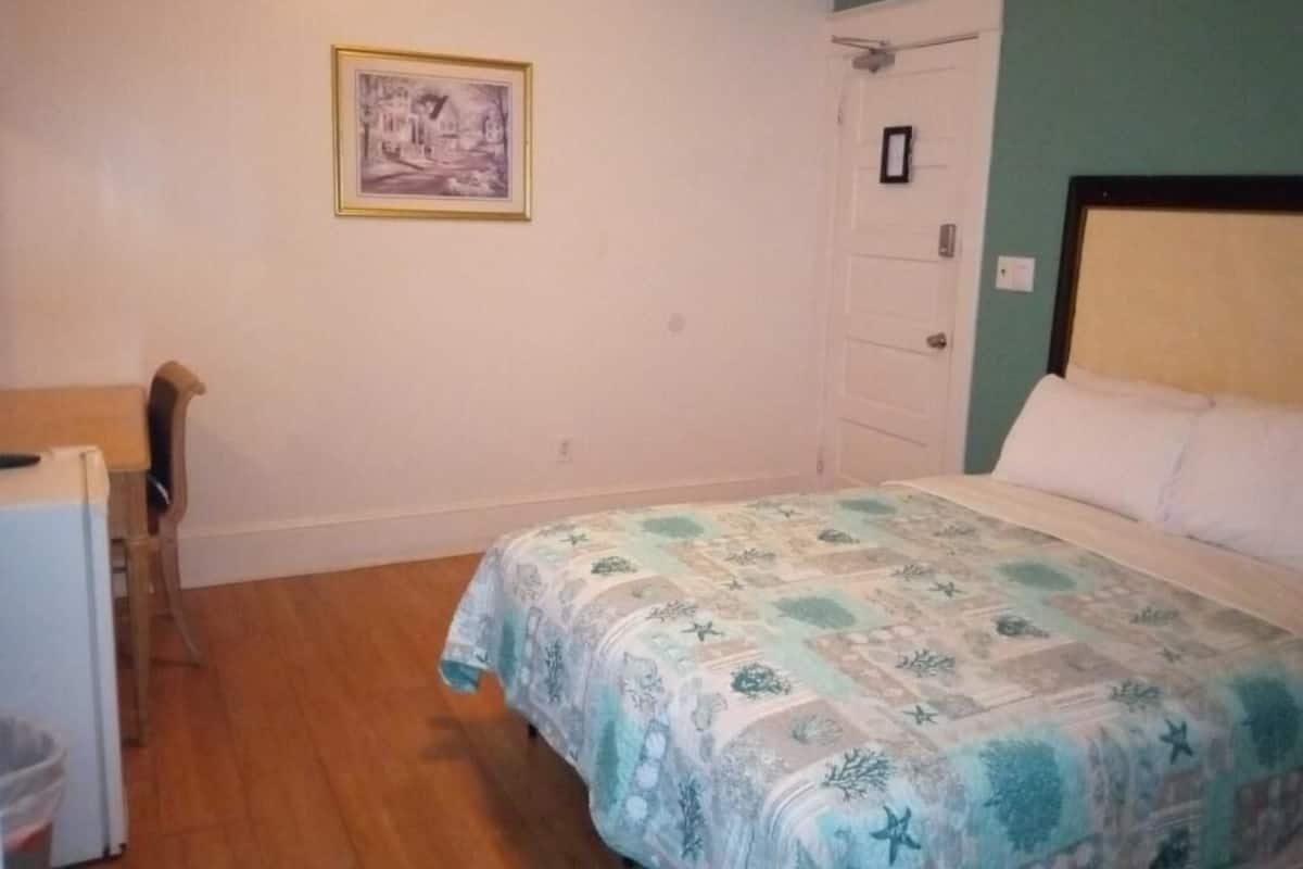 Quarto clássico | Ferros/tábuas de passar roupa, Wi-Fi de cortesia, roupa de cama