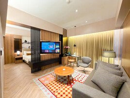 Suíte júnior, 1 cama King | Área de estar | TV LCD