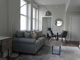 1 quarto, com mobília individualizada, ferro/tábua de engomar