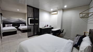 Quarto Familiar, várias camas | Casa de banho | Um polibã, artigos de higiene pessoal grátis, toalhas fornecidas