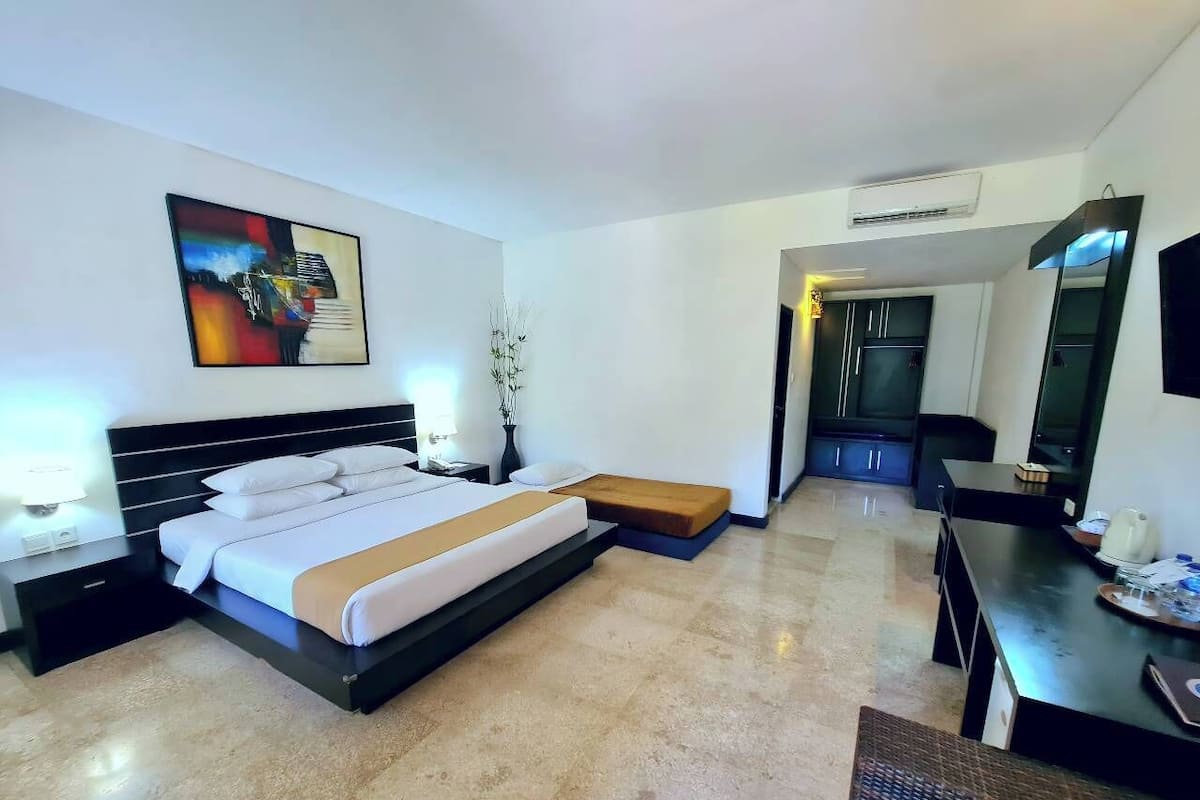 Quarto casal superior (Shower) | Frigobar, cofres nos quartos, escrivaninha, Wi-Fi de cortesia