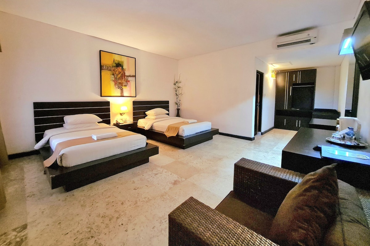 Quarto duplo superior (Shower) | Frigobar, cofres nos quartos, escrivaninha, Wi-Fi de cortesia