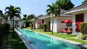 Piscina exterior, da(s) 8:00 à(s) 20:00, toldos gratuitos, guarda-sóis 