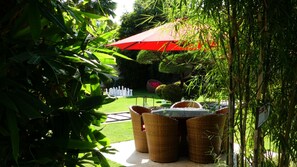 Jantares servidos, cozinha japonesa, com vista para o jardim 