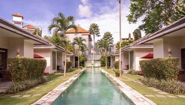 Piscina exterior, da(s) 8:00 à(s) 20:00, toldos gratuitos, guarda-sóis 