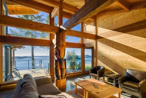 Chalé, 2 quartos, de frente para a praia | Área de estar | Lareira