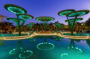 16 bares/lounges, 3 bares ao lado da piscina