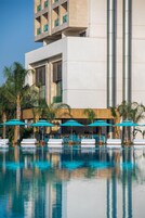 Piscina interna, 5 piscinas externas, barracas de cortesia, guarda-sóis