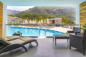 Luxury Suites Swimup | Minibar, cofre no quarto, Wi-fi grátis