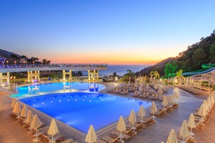 Piscina interior, piscina exterior, guarda-sóis, espreguiçadeiras