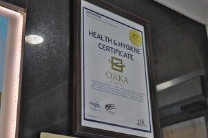 Certificado de saúde e higiene emoldurado para Orka Hotels.