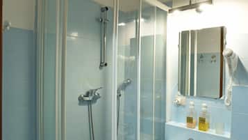 Quarto Duplo Standard | Casa de banho | Um polibã, um secador de cabelo, toalhas fornecidas