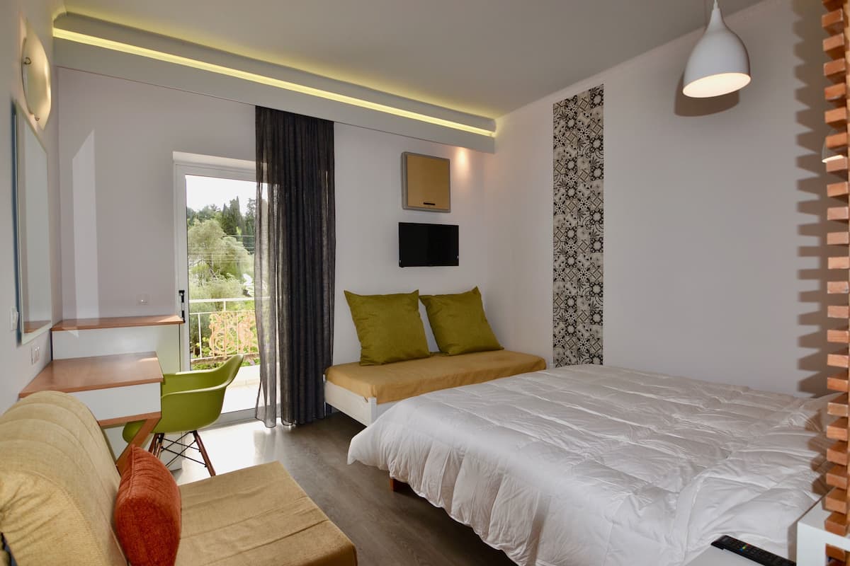 Quarto moderno com cama, escrivaninha e cadeira.