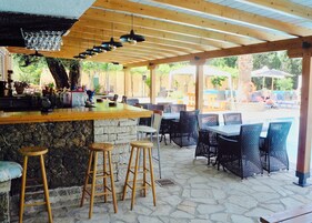 Bar à beira da piscina