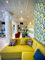 Área de estar no saguão