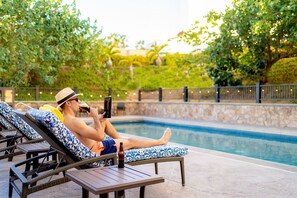 Piscina externa, funciona das 7h30 às 22h, guarda-sóis, espreguiçadeiras
