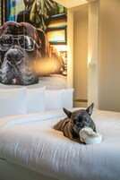 Quarto Duplo Standard | Cofre com capacidade para portátil, secretária 