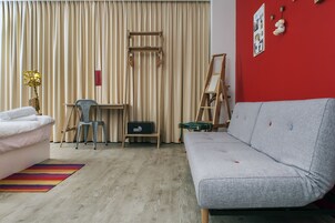 Quarto Duplo Executivo, 1 cama de casal | Cofre com capacidade para portátil, secretária 
