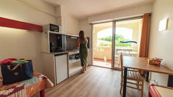 Estúdio, 2 camas individuais | Cozinha privada | Um frigorífico, um micro-ondas, uma placa de cozinha