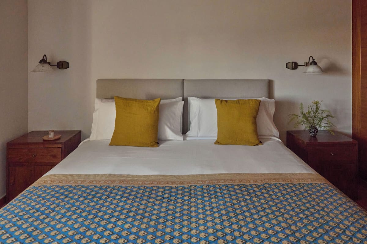 Quarto Duplo Superior | Cofre no quarto, Wi-fi grátis, roupa de cama fornecida 