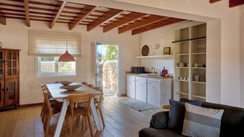 Suite Familiar, vista para o jardim | Sala de jantar