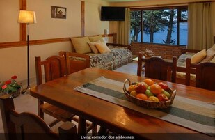 Cabine, vista para o lago | Sala | Televisor de 27 polegadas com canais por cabo, leitor de DVD 