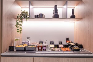 Pequeno-almoço continental diário mediante uma taxa 