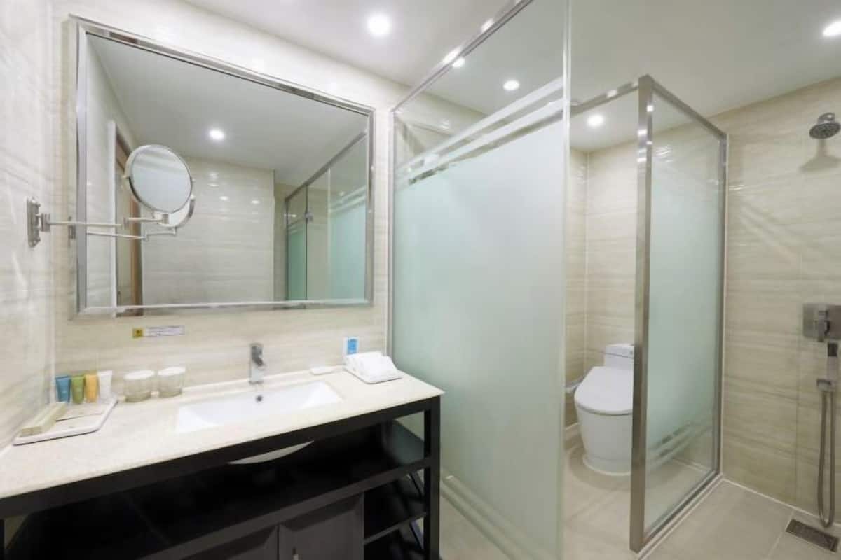 Casa de banho | Um secador de cabelo, roupões, chinelos, um bidé