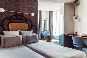 Roupas de cama premium, frigobar, cofres nos quartos