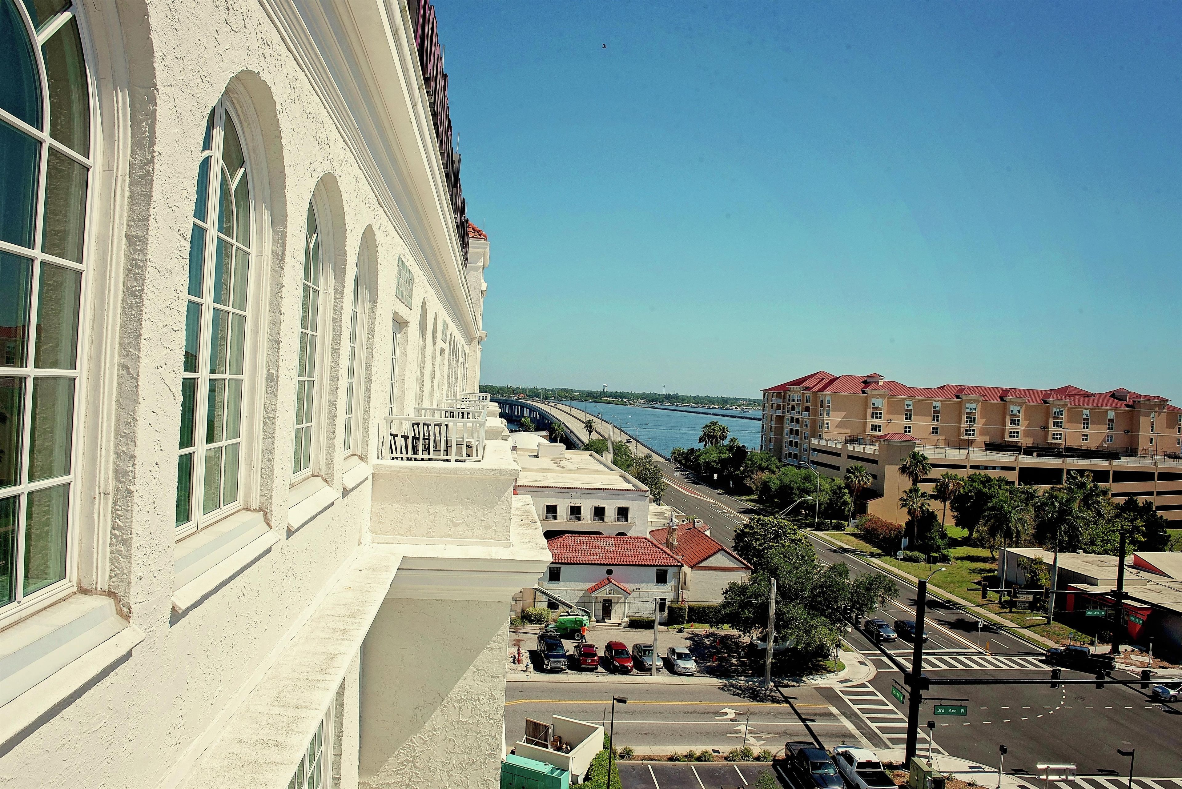 Um edifício com grandes janelas e vista para uma ponte e para a água.
