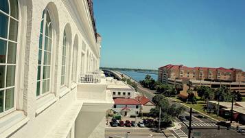 Um edifício com grandes janelas e vista para uma ponte e para a água.