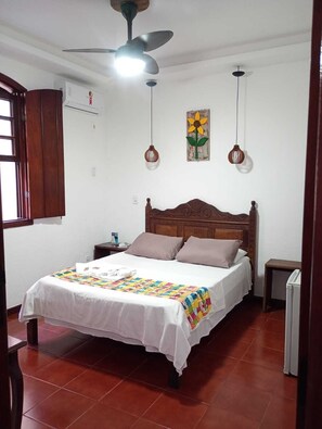 Quarto standard, 1 cama de casal, acessível, no piso térreo | Frigobar, Wi-Fi de cortesia, roupa de cama