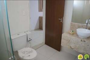 Quarto Standard | Casa de banho | Um polibã, artigos de higiene pessoal grátis 