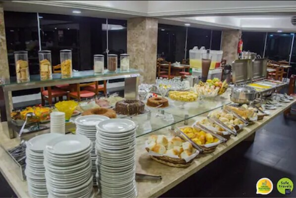 Café da manhã com buffet grátis todos os dias