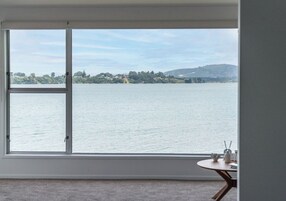 King Bed Waterfront Upstairs Apartment | Ferros/tábuas de passar roupa, Wi-Fi de cortesia, roupa de cama
