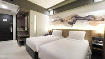 Quarto duplo com design assinado (B) | Frigobar, cofres nos quartos, escrivaninha, cortinas blackout