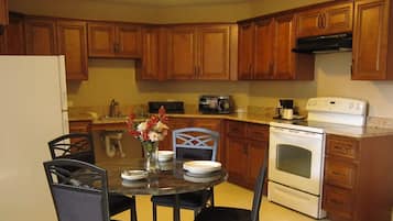 Suite Standard, 1 cama king-size, kitchenette | Cozinha privada | Um frigorífico, um micro-ondas, uma cafeteira/bule